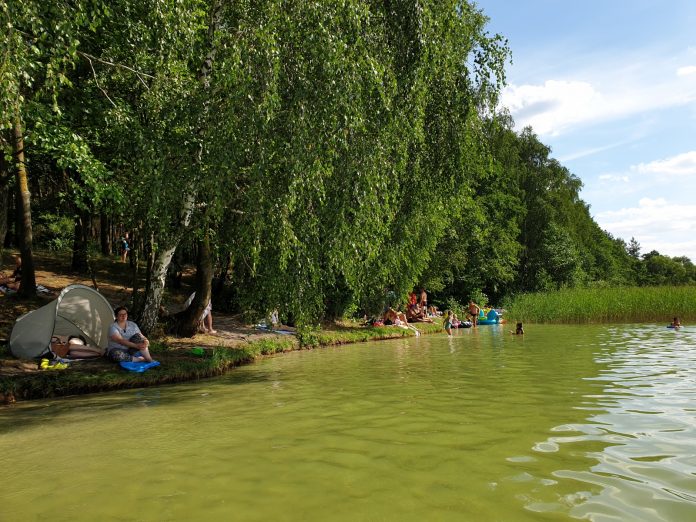 Weekend nad jeziorem Krasne. Tłumy turystów na plaży (zdjęcia ...